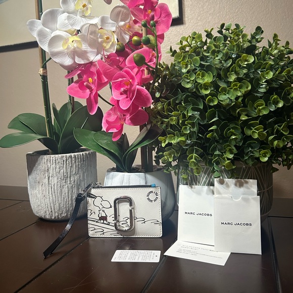 Marc Jacobs | Bags | Marc Jacobs Peanutssnoopy Collection Card Wallet ...